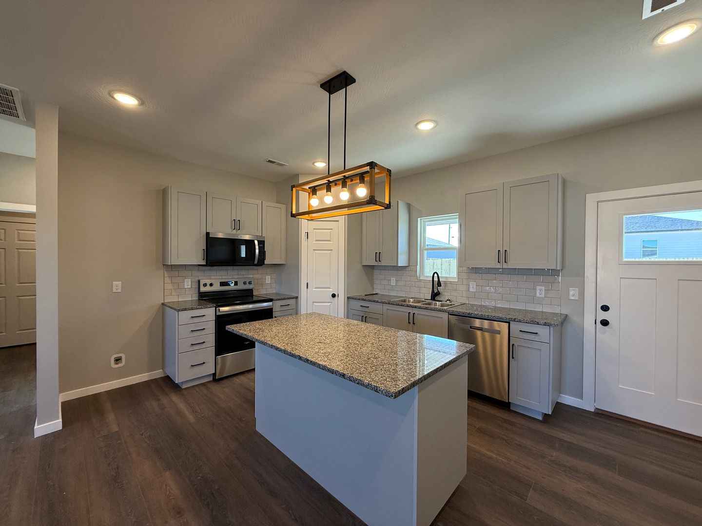 147 Maverick Dr, Mt Vernon, MO 65712